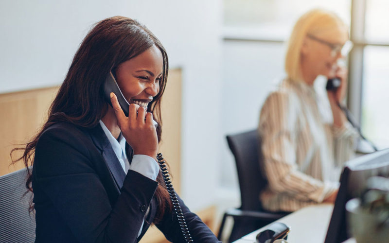 Les 5 qualités d’un(e) hôte/hôtesse d’accueil en entreprise - Eficium.Fr